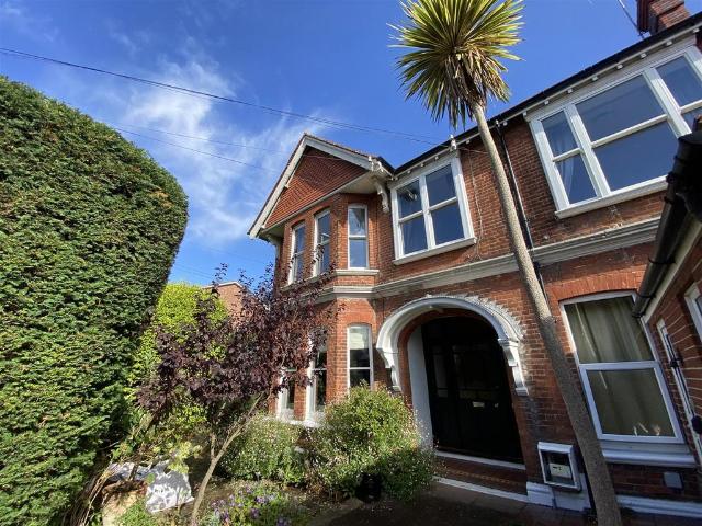 Mill Road, Heene, Worthing 3 bed flat to rent £1,650 pcm £381 pw