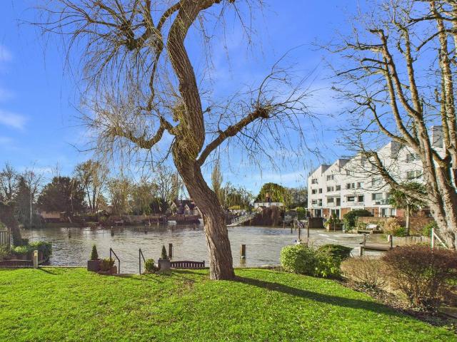 Mill Road, Marlow SL7 2 bed ground floor flat to rent £2,250 pcm £519 pw