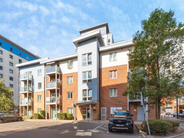 Mill Street, Slough SL2, 2 bed flat to rent, £1,500 pcm | PrimeLocation