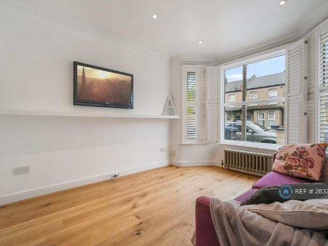 Millais Road, Enfield, EN1 2 bed terraced house to rent £2,450 pcm £565 pw