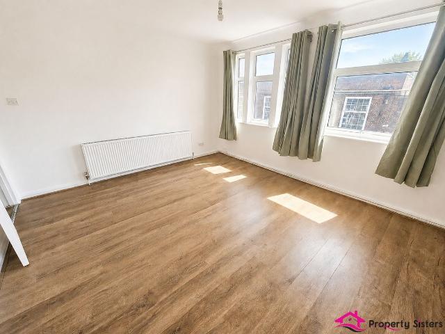 Milldene, Daws Lane, Mill Hill NW7, 2 bed maisonette to rent, £1,800 pcm | PrimeLocation