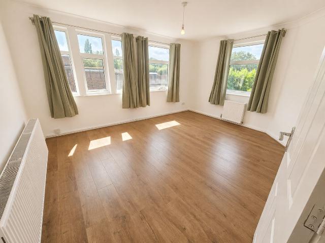 Milldene, Daws Lane, Mill Hill NW7, 2 bed maisonette to rent, £1,975 pcm | PrimeLocation
