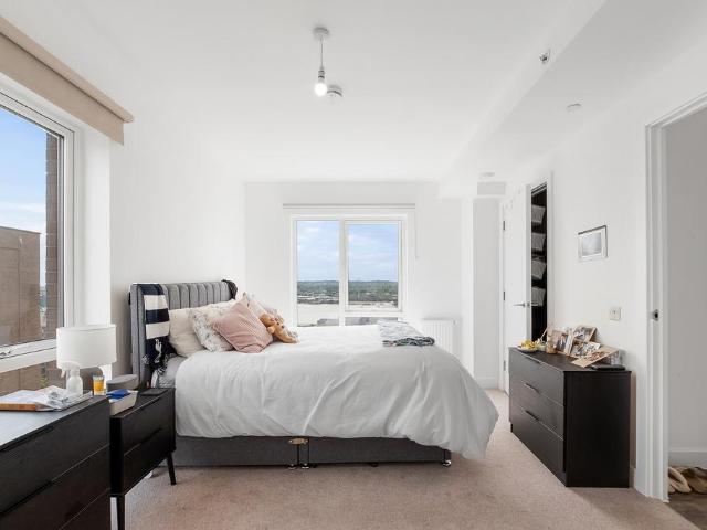 Millet Place, Pontoon Dock London E16 3 bed apartment to rent £3,385 pcm £781 pw