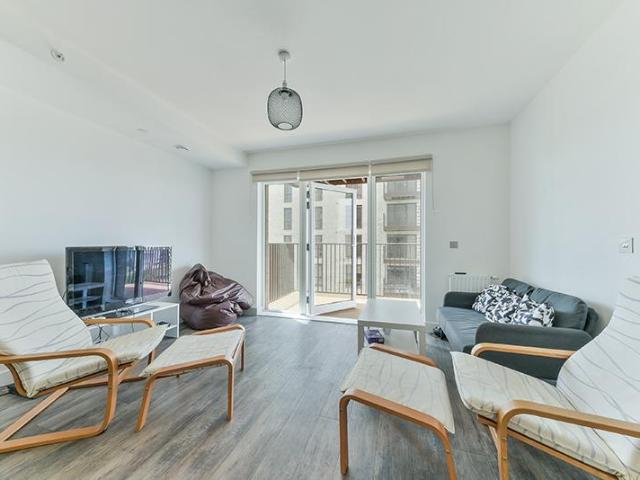 Millet Place, Pontoon Dock London E16 2 bed apartment to rent £2,510 pcm £579 pw