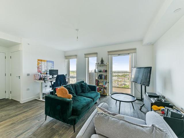 Millet Place, Pontoon Dock London E16 2 bed apartment to rent £2,550 pcm £588 pw