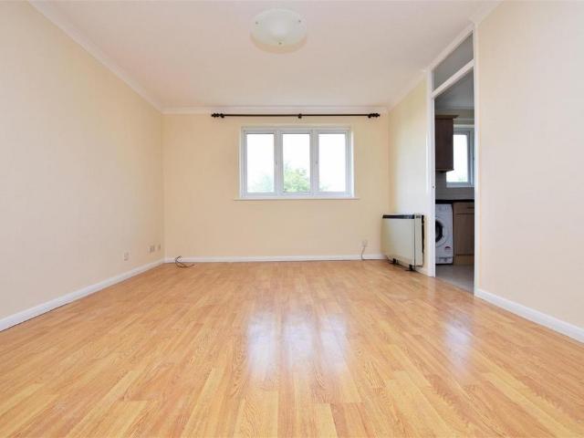 Millhaven Close, Chadwell Heath, RM6 2 bed flat to rent £1,800 pcm £415 pw