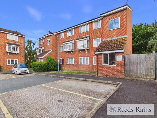 Millhaven Close, Romford RM6 2 bed apartment to rent £1,700 pcm £392 pw