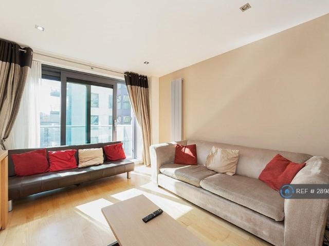 Millhabour, London, E14 2 bed flat to rent £2,600 pcm £600 pw