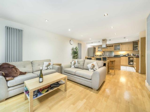 Millharbour, Canary Wharf E14, 2 bed flat to rent, £2,250 pcm | PrimeLocation