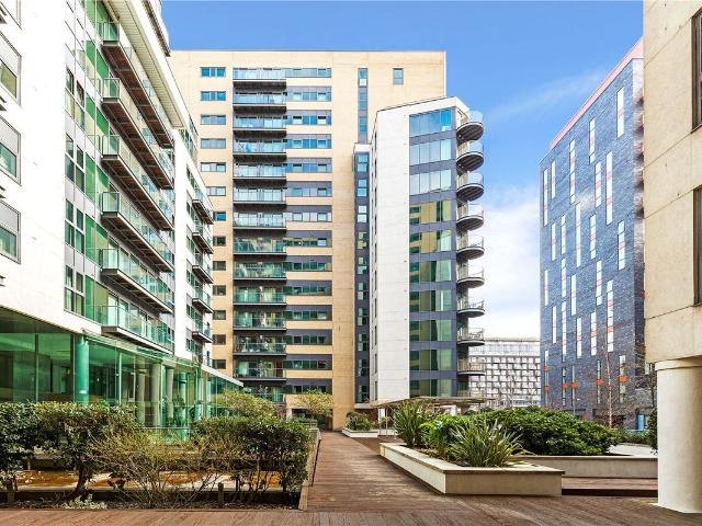 Millharbour, Canary Wharf E14, 2 bed flat to rent, £2,450 pcm | PrimeLocation