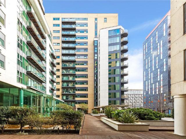 Millharbour, E14 2 bed apartment to rent £2,450 pcm £565 pw