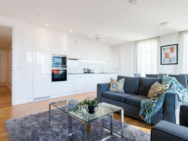 Millharbour, London 3 bed flat to rent £5,600 pcm £1,292 pw