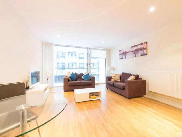 Millharbour, London E14 1 bed flat to rent £2,250 pcm £519 pw