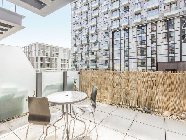 Millharbour, London E14, 1 bed flat to rent, £2,200 pcm | PrimeLocation