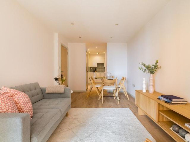 Millharbour, London E14, 1 bed flat to rent, £3,100 pcm | PrimeLocation