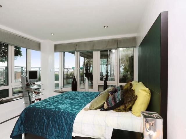 Millharbour, London, E14 3 bed flat to rent £5,000 pcm £1,154 pw