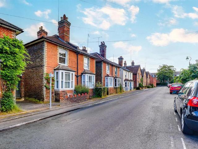 Millmead Terrace, Guildford GU2 1 bed flat to rent £1,475 pcm £340 pw