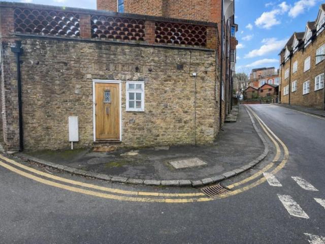 Millmead Terrace, Guildford GU2 Studio to rent £1,095 pcm £253 pw