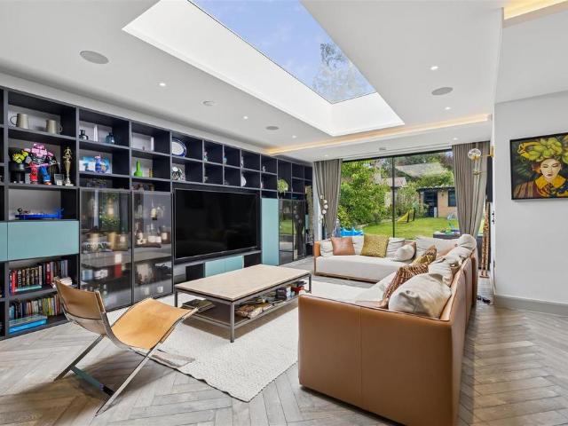 Millway, Mill Hill, London, NW7 6 bed detached house to rent £9,000 pcm £2,077 pw