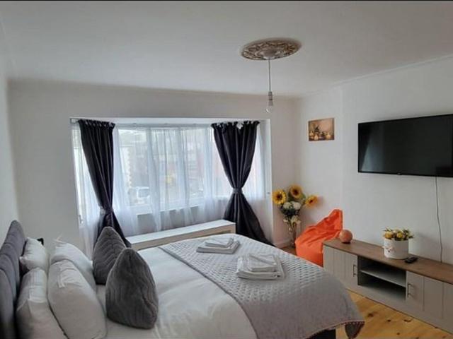 Millway, London, NW7 3 bed semi detached house to rent £2,850 pcm £658 pw