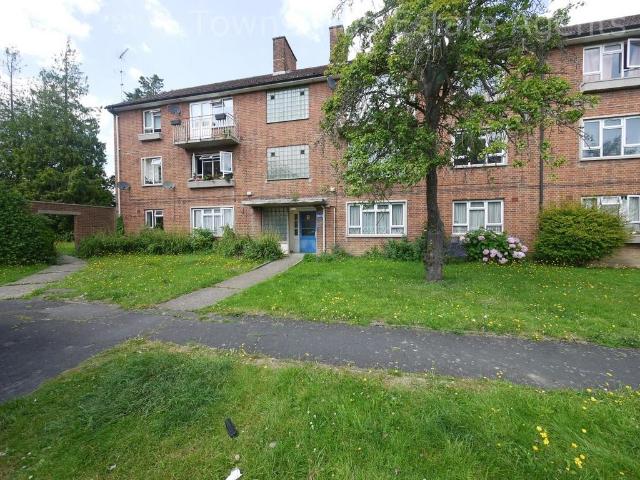 Milman Close, Pinner HA5 2 bed flat to rent £1,550 pcm £358 pw