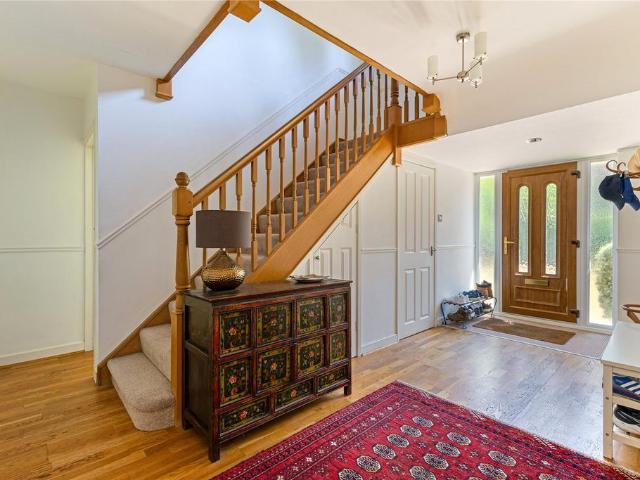 Milner Drive, Cobham, Surrey, KT11 5 bed detached house to rent £4,950 pcm £1,142 pw
