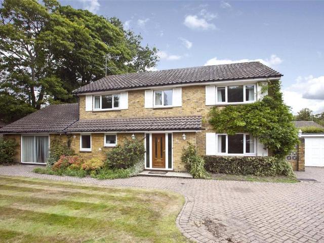 Milner Drive, Cobham, Surrey, KT11 5 bed detached house to rent £5,450 pcm £1,258 pw