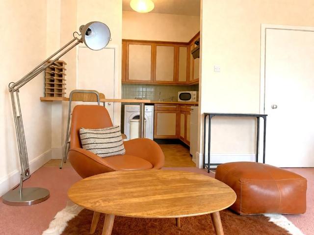 Milner Square, Angel Studio to rent £1,750 pcm £404 pw