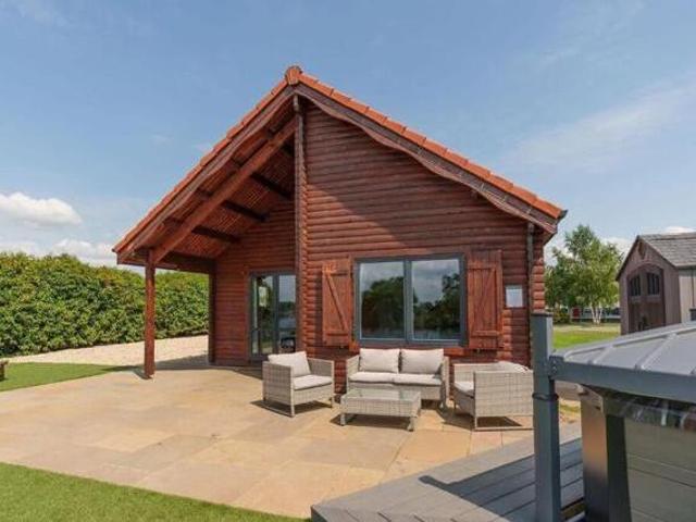 Misty Bay, Tattershall Lakes Country Park, 4 Bedroom Log