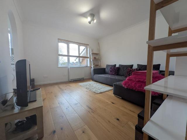 Missenden Gardens, Burnham, SL1 2 bed flat to rent £1,495 pcm £345 pw