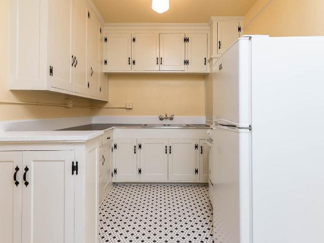 Mississippi Court Studio Apartment for Rent at 2631 N Mississippi Ave, Portland, OR 97227 Eliot