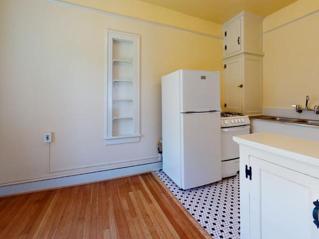 Mississippi Court Studio Apartment for Rent at 2631 N Mississippi Ave, Portland, OR 97227 Eliot