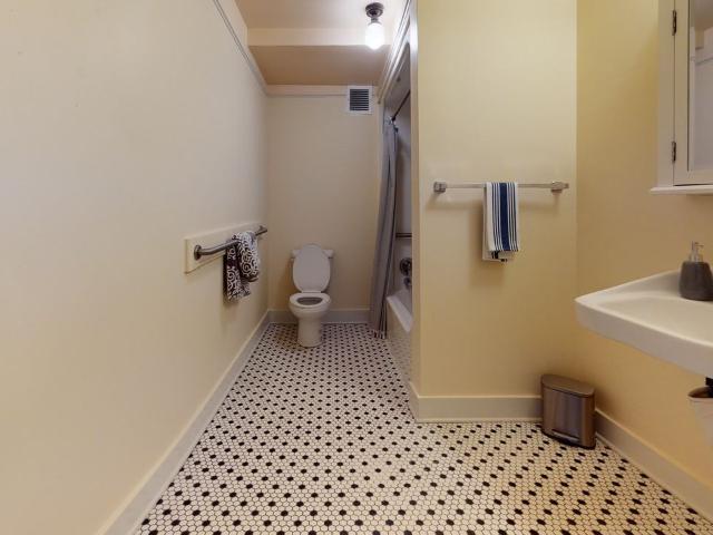 Mississippi Court Studio Apartment for Rent at 2631 N Mississippi Ave, Portland, OR 97227 Eliot