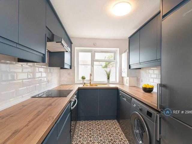 Mitcham Junction, Mitcham, CR4 3 bed flat to rent £2,150 pcm £496 pw