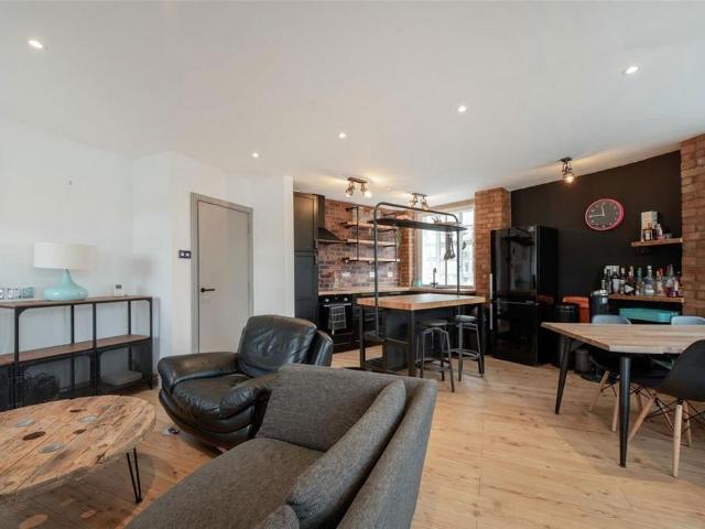 Mitcham Lane, London SW16 2 bed flat to rent £2,500 pcm £577 pw