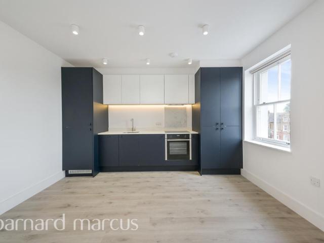 Mitcham Lane, LONDON 2 bed apartment to rent £2,400 pcm £554 pw