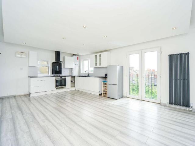 Mitcham Lane, Streatham, London 1 bed flat to rent £1,550 pcm £358 pw