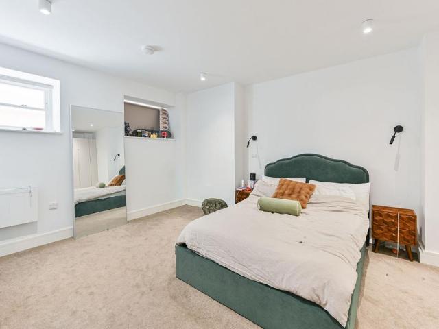 Mitcham Lane, Streatham, London, SW16 1 bed flat to rent £1,900 pcm £438 pw