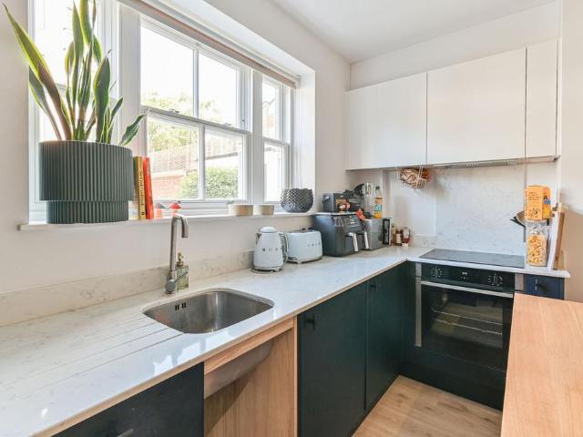 Mitcham Lane, Streatham, London, SW16 1 bed flat to rent £1,900 pcm £438 pw