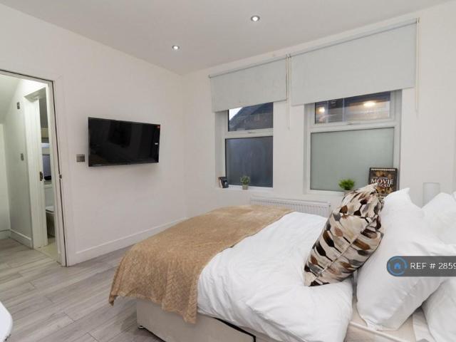 Mitcham Road, London, SW17 Studio to rent £1,600 pcm £369 pw