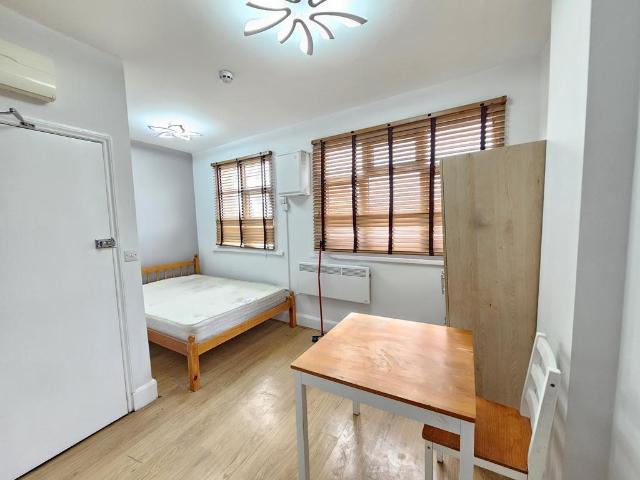 Mitcham Road, London SW17 Studio to rent £1,050 pcm £242 pw