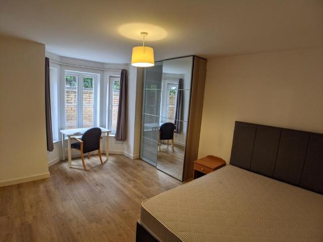 Mitford Road, Manchester M14 3 bed flat to rent £1,746 pcm £403 pw