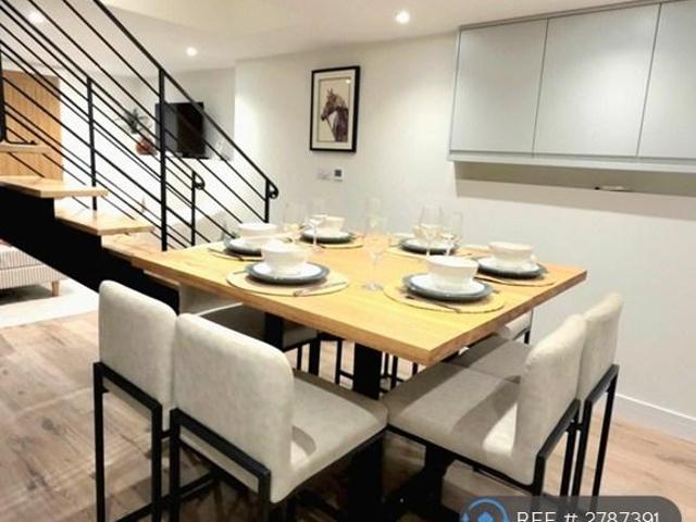 Mitre St, Cheltenham, GL53 4 bed terraced house to rent £4,500 pcm £1,038 pw