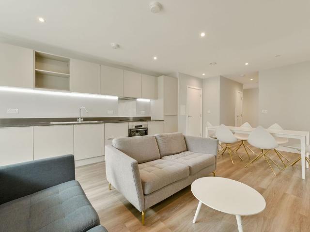 Momento Kew Bridge, Brentford TW8, 3 bed flat to rent, £2,965 pcm | PrimeLocation