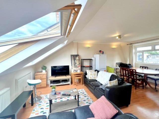 Montana Road, London SW17 3 bed apartment to rent £3,300 pcm £762 pw