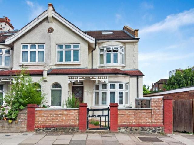 Montana Road, London SW17 3 bed apartment to rent £3,350 pcm £773 pw