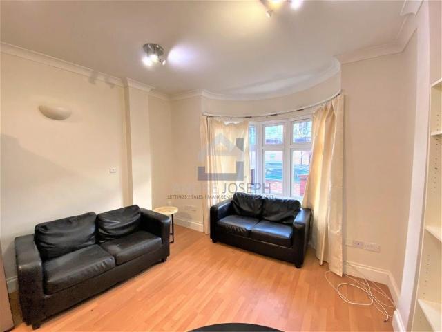Montana Road, Tooting Bec, London SW17, 3 bed flat to rent, £3,350 pcm | PrimeLocation
