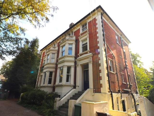 Montacute Gardens, TUNBRIDGE WELLS 2 bed flat to rent £1,450 pcm £335 pw