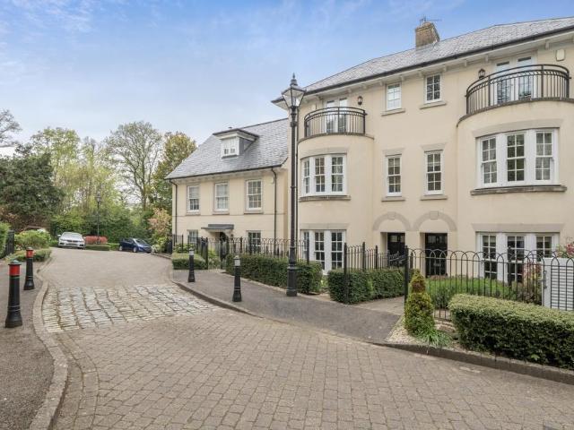 Montacute Mews Tunbridge Wells TN2 3 bed townhouse to rent £2,795 pcm £645 pw