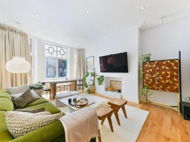 Montagu Mansions, Marleybone, London. 2 bed apartment to rent £4,498 pcm £1,038 pw